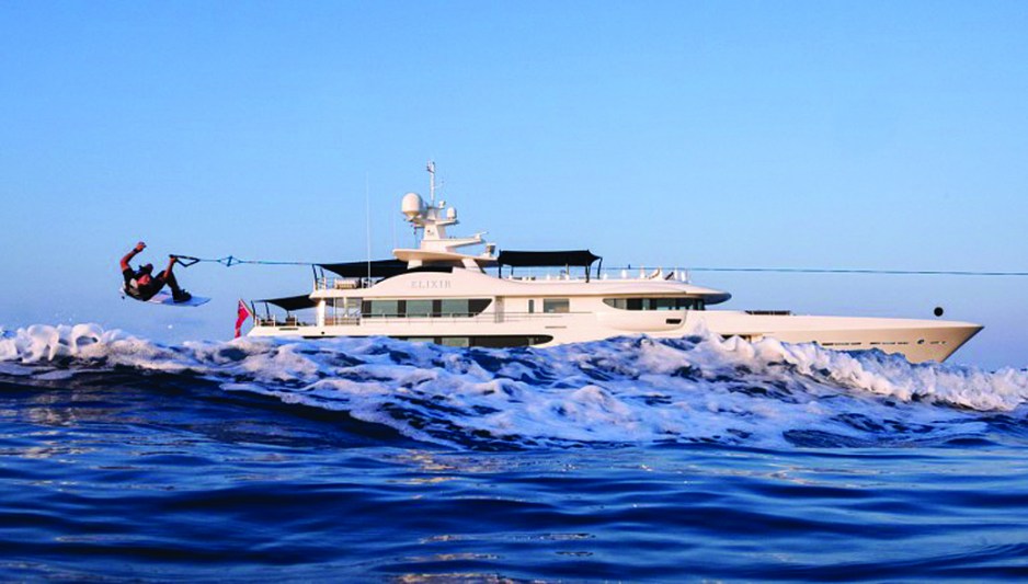 «إليكسير»يخت فاخر وقاعة عروض مسرحية